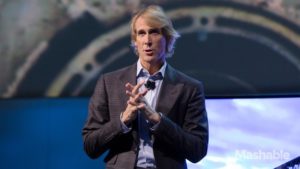 ตื่นเต้นจัด! "ไมเคิล เบย์" ผู้กำกับ Transformers ทิ้งเวทีกลางงาน CES 2014 - techhub