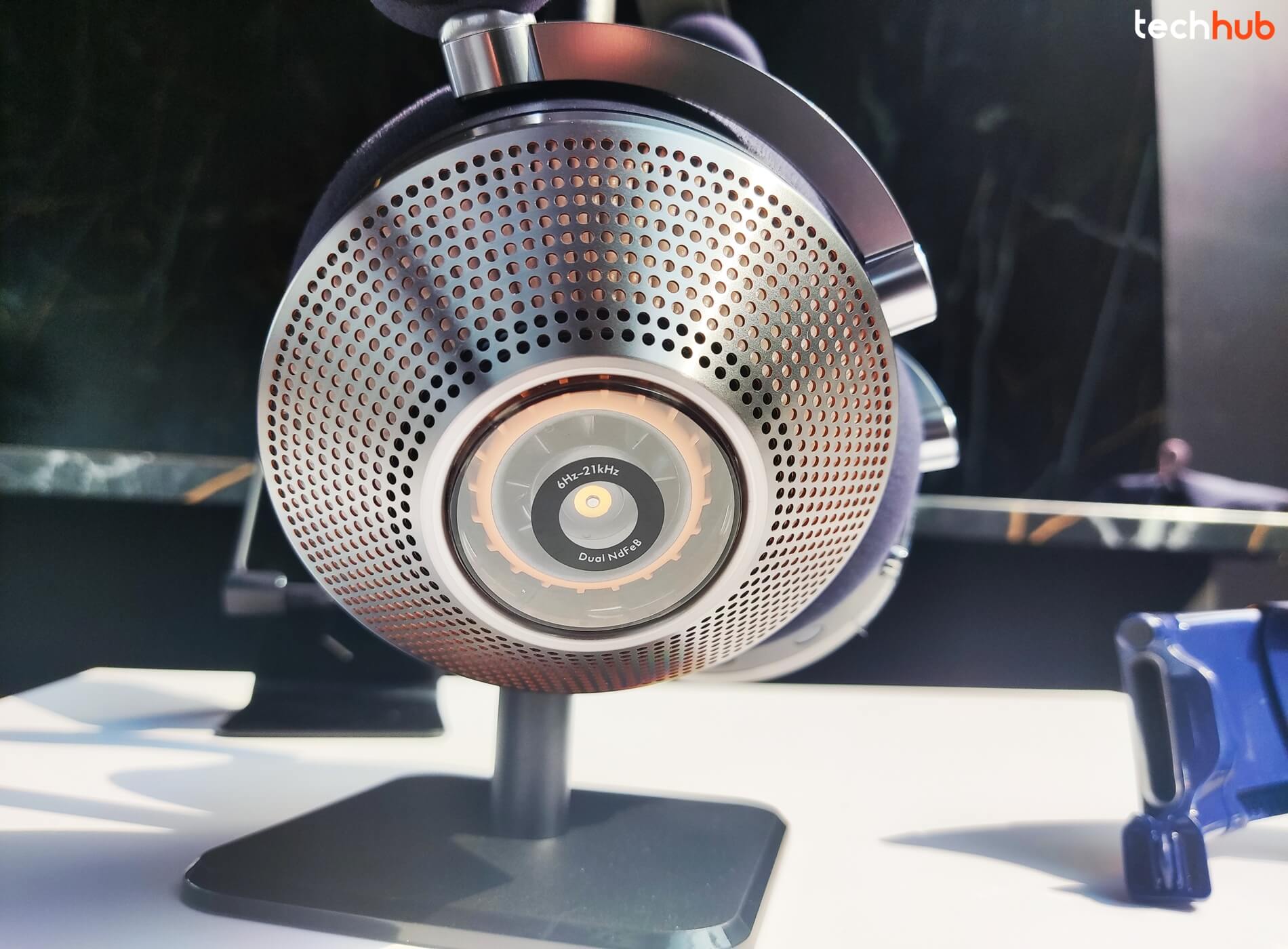 สุดล้ำ พาชมหูฟังไร้สาย Dyson Zone กรองทั้งเสียงและอากาศ