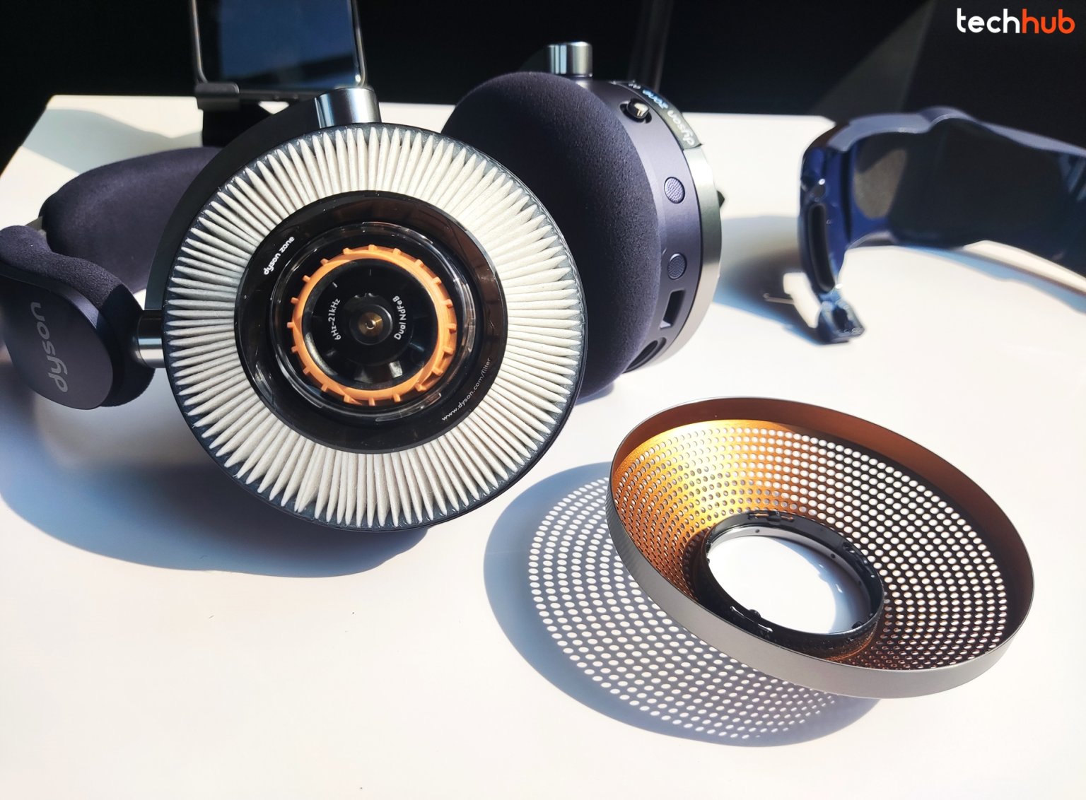 สุดล้ำ พาชมหูฟังไร้สาย Dyson Zone กรองทั้งเสียงและอากาศ