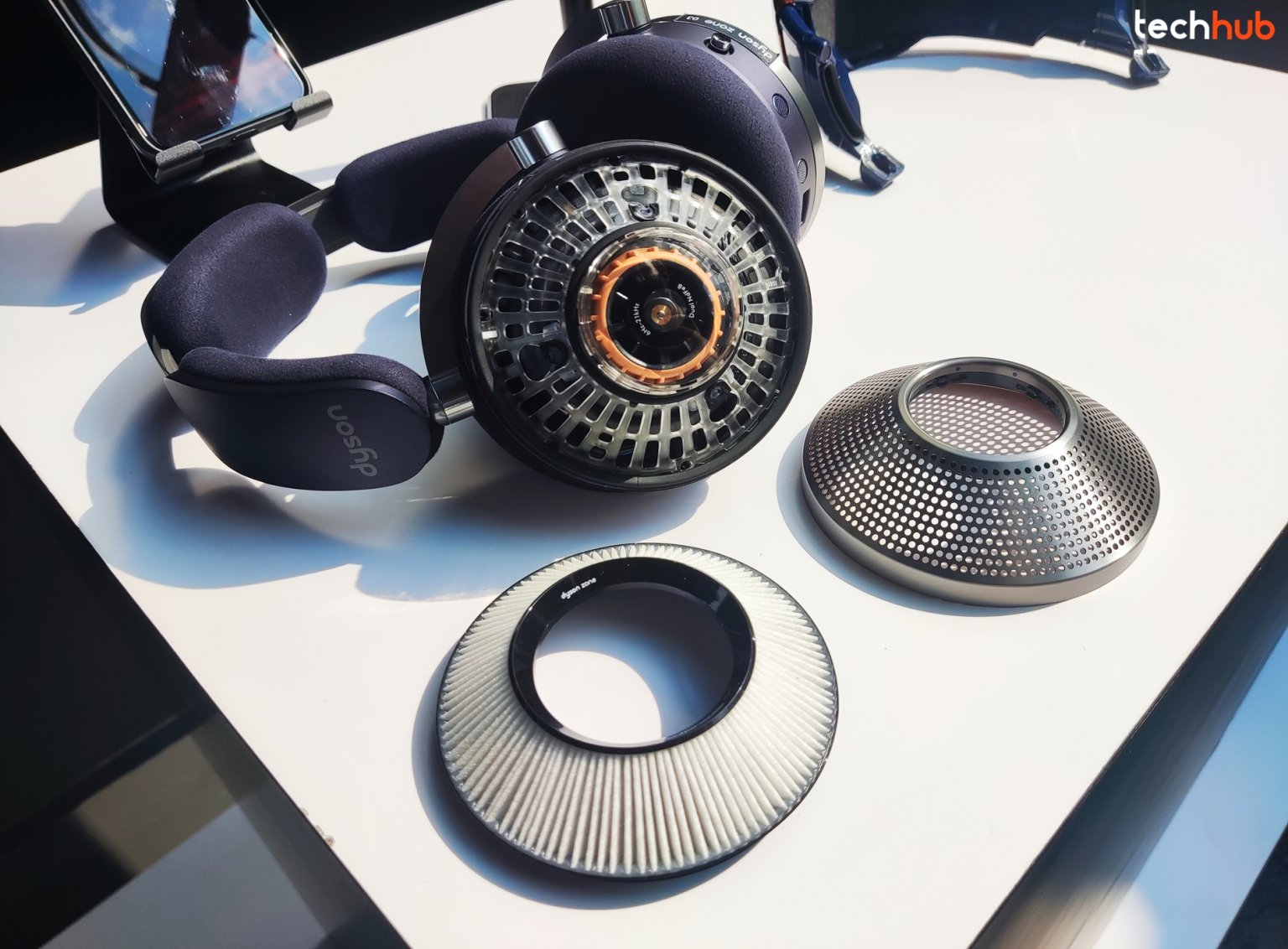 สุดล้ำ พาชมหูฟังไร้สาย Dyson Zone กรองทั้งเสียงและอากาศ