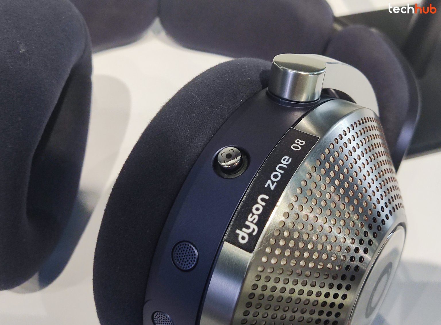 สุดล้ำ พาชมหูฟังไร้สาย Dyson Zone กรองทั้งเสียงและอากาศ