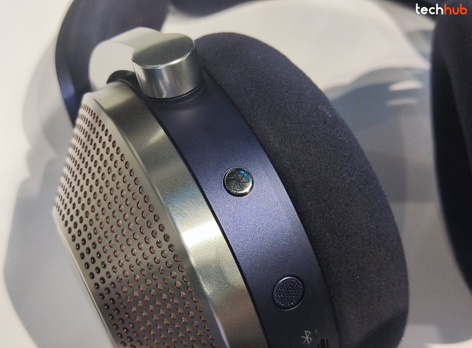 สุดล้ำ พาชมหูฟังไร้สาย Dyson Zone กรองทั้งเสียงและอากาศ