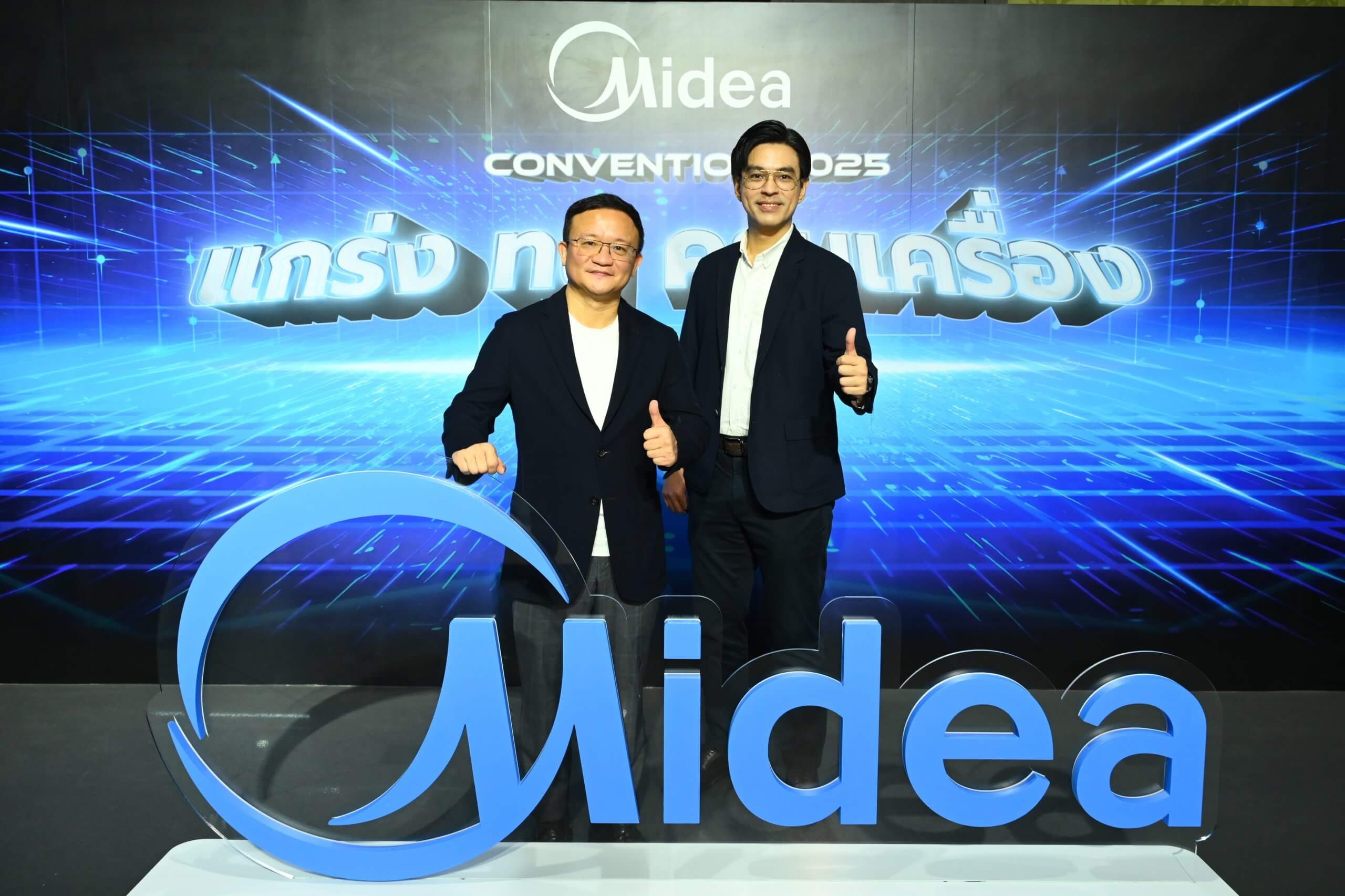 (จากซ้าย) Mr. Owen Xu - General Manager_คุณธนวัฒน์ วงศ์ชาญวุฒิ ผู้ช่วย ...